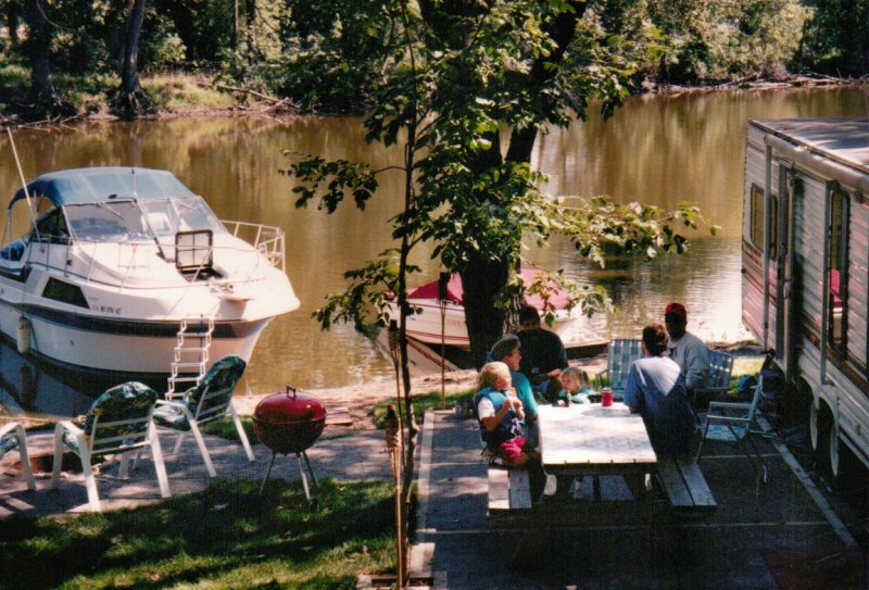 campsite-with-boat - Pettibone Resort